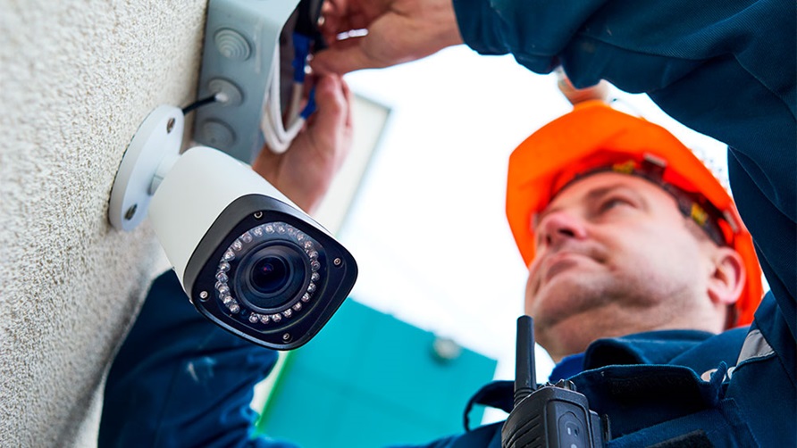 Må min arbejdsgiver holde øje med mig på mit job?