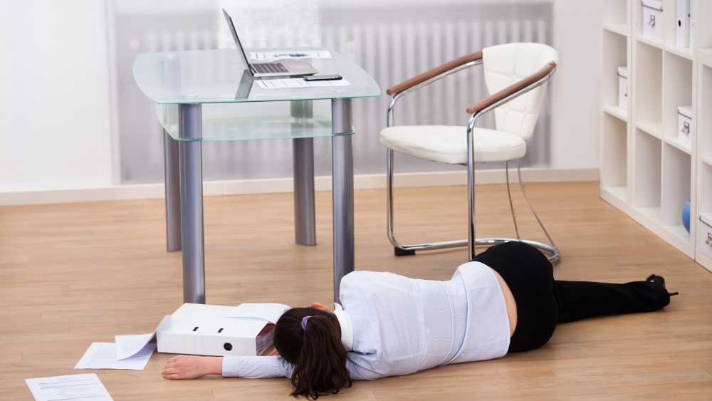 Hvis du besvimer på jobbet, er det måske en arbejdsskade